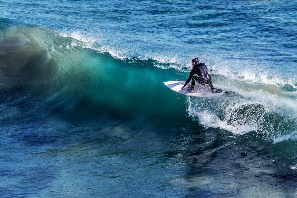 Goofy or Regular Surfing: Choosing the Best Surfing Stance