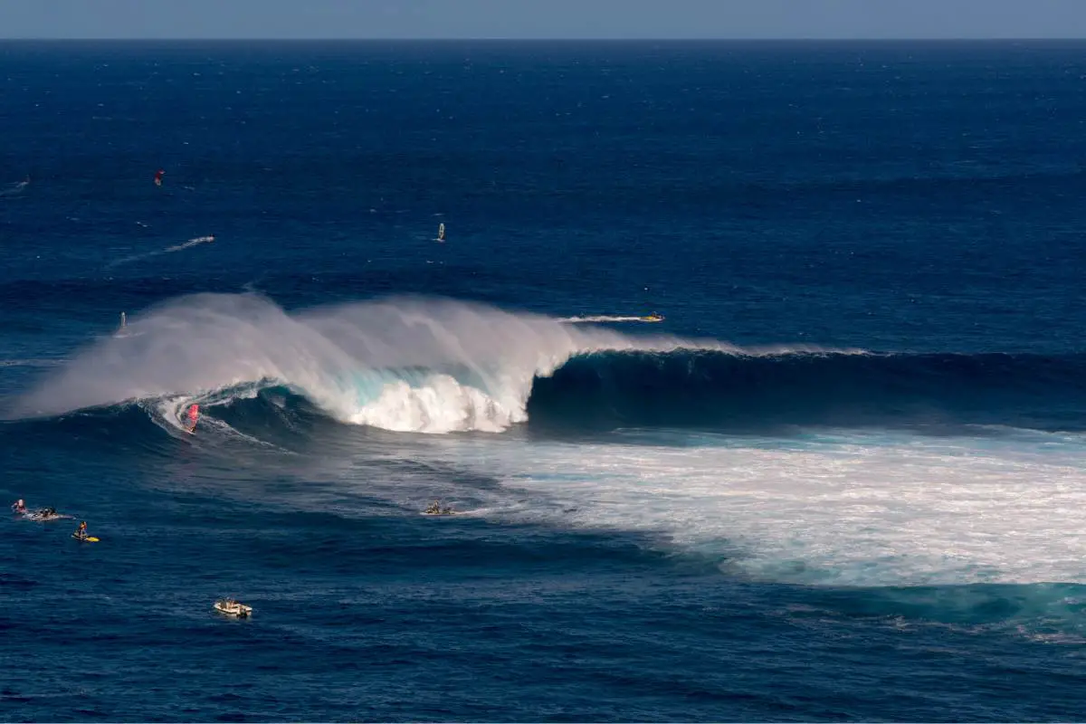 What is Tow-In Surfing: A Comprehensive Guide for Beginners